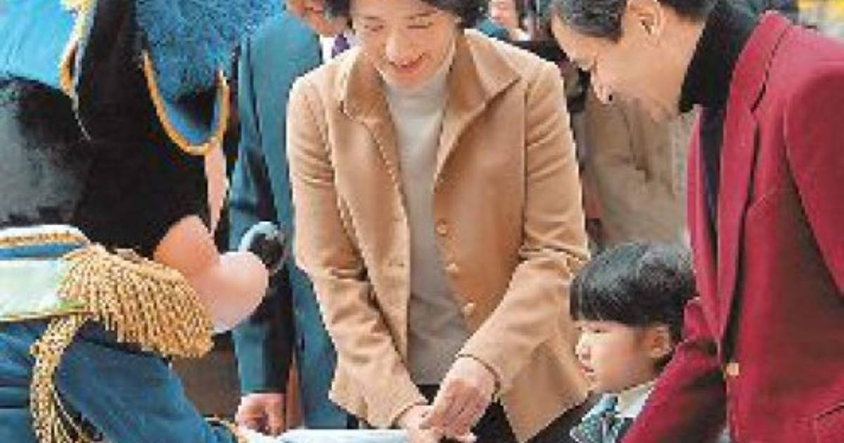 Aiko conoce a Mickey Mouse