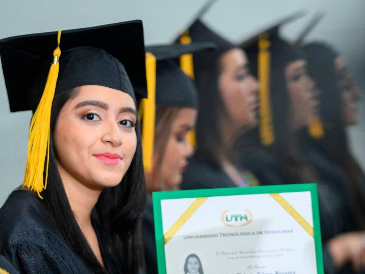 UTH de La Ceiba gradúa a 60 nuevos profesionales