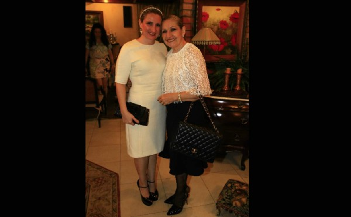 Stephanie sigue de fiesta