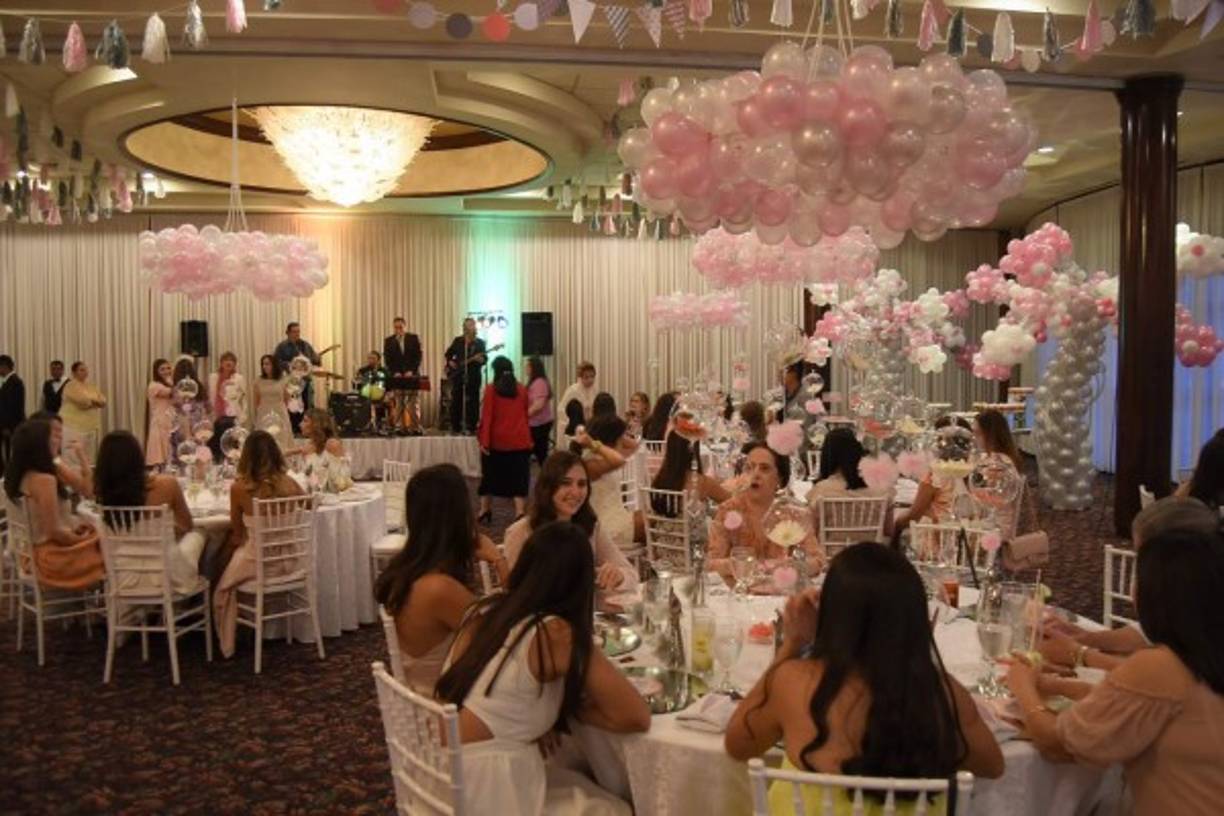 Fiesta maternal para Tania Canahuati de Burbara