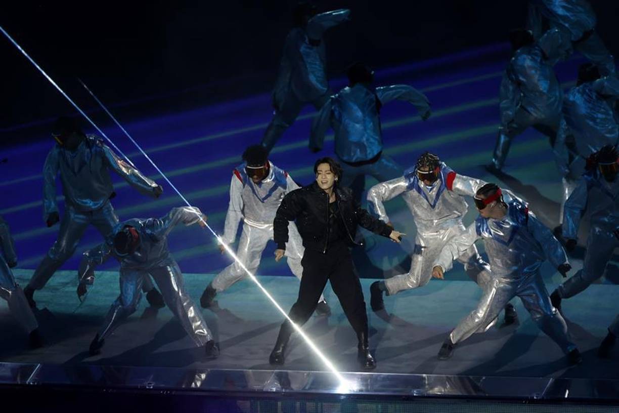 En fotos: Así fue la presentación de Jungkook, integrante de BTS en la inauguración del Mundial