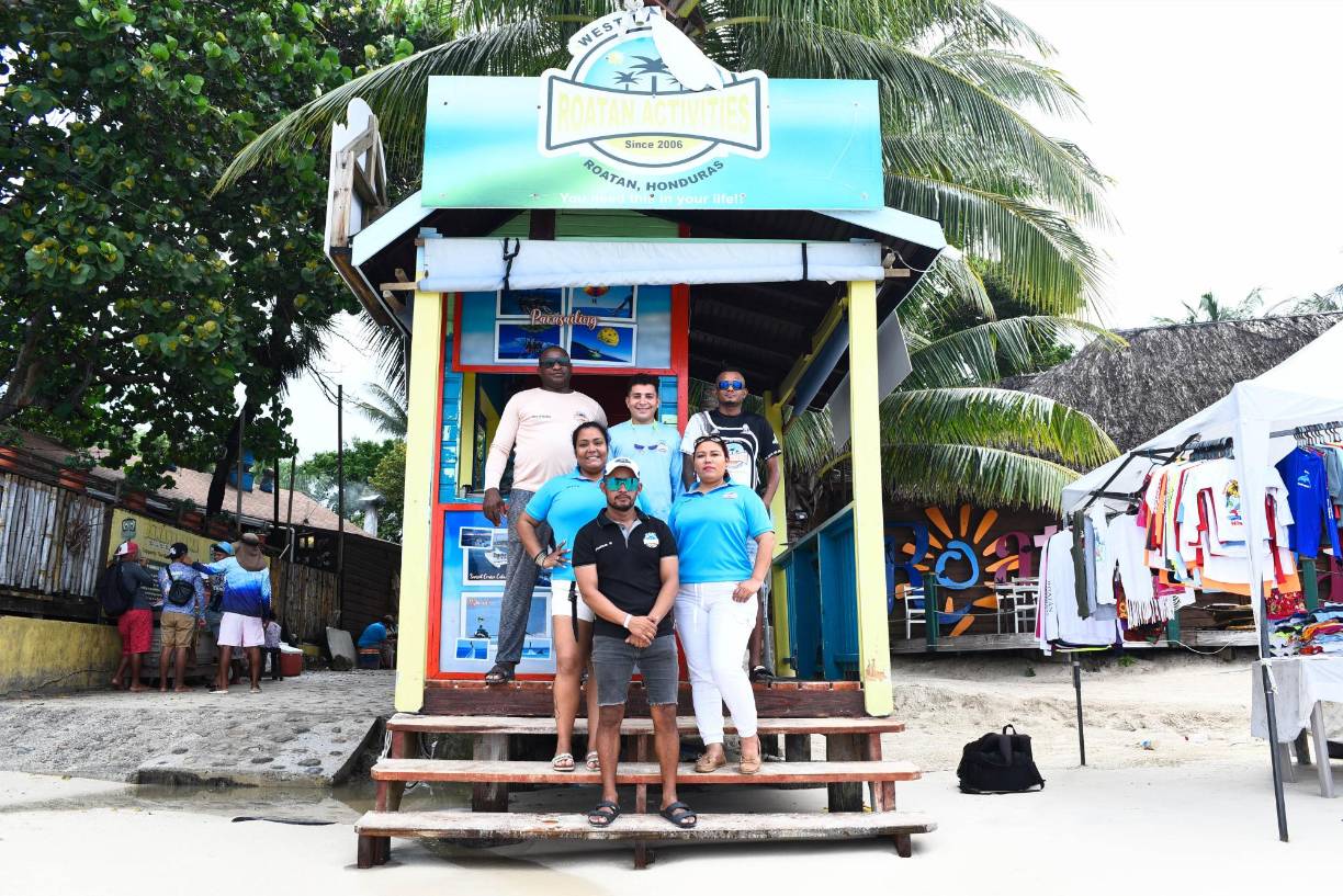 Turismo en Roatán: Así fue “Activities Sunset Blue”, la primera fiesta ...