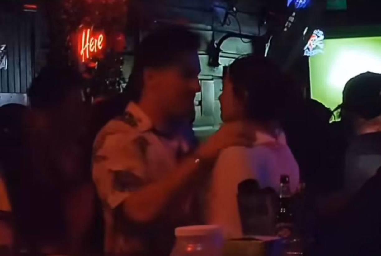 Milagro Flores es captada en apasionado beso con su novio en Roatán