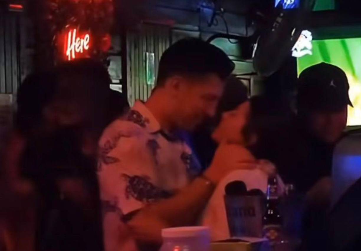 Milagro Flores es captada en apasionado beso con su novio en Roatán