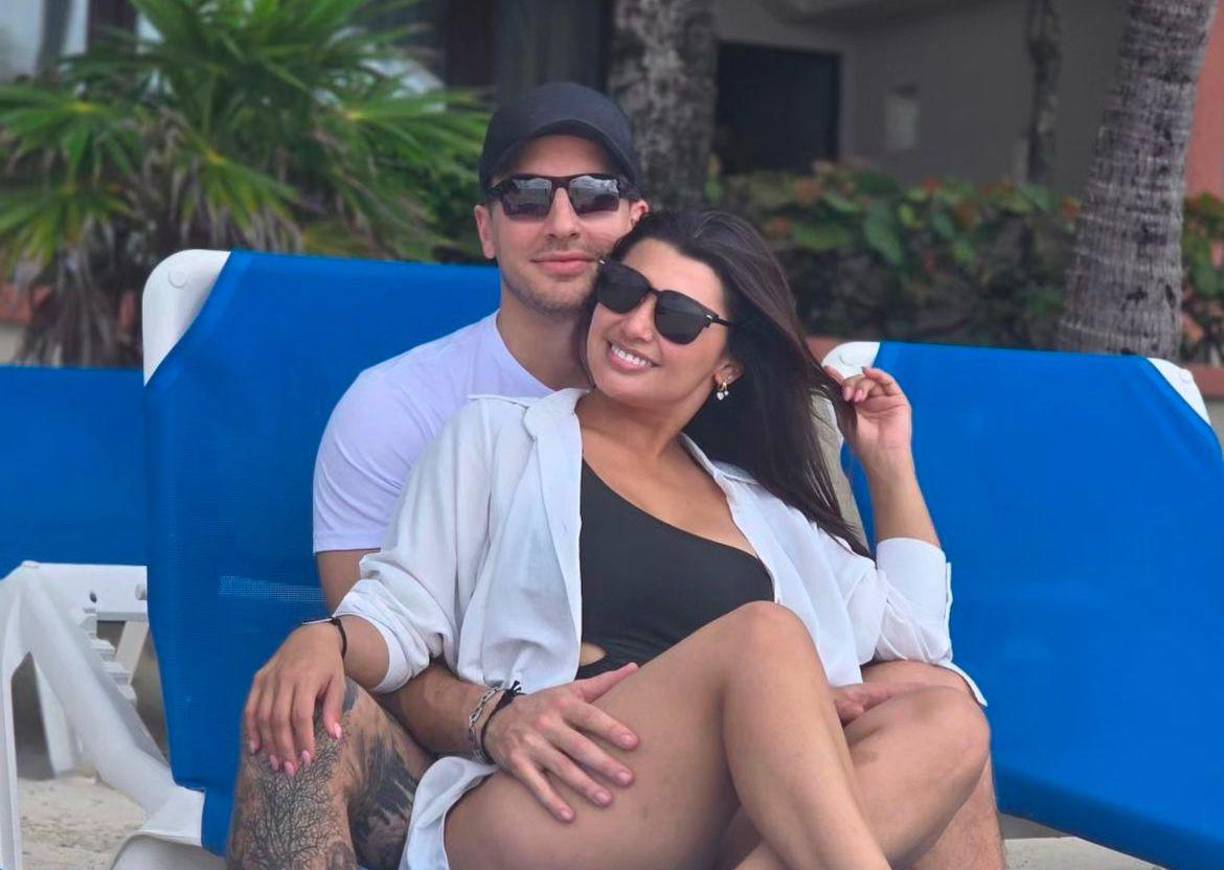 Milagro Flores es captada en apasionado beso con su novio en Roatán