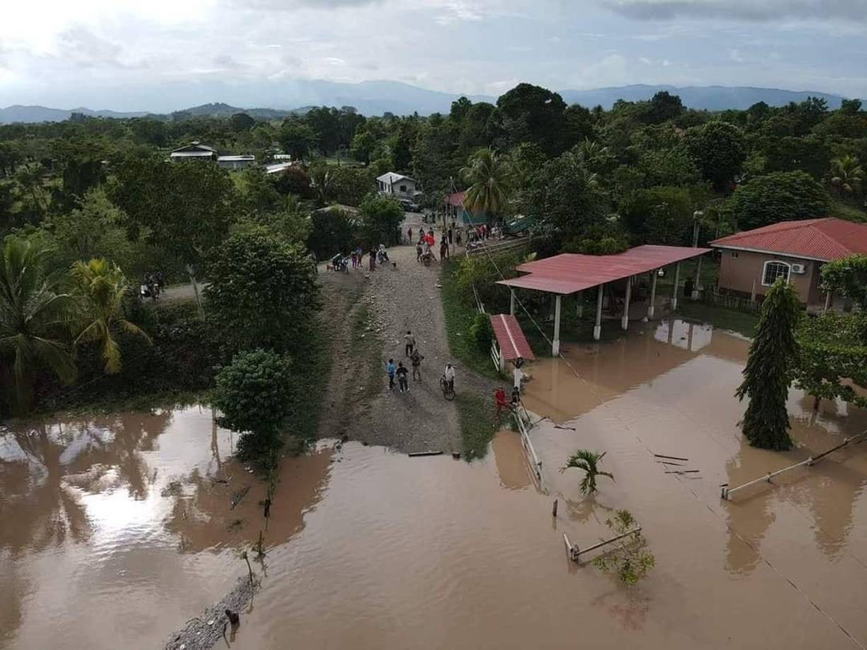 Con el agua casi en los techos: así lucen los bajos de Choloma tras ...