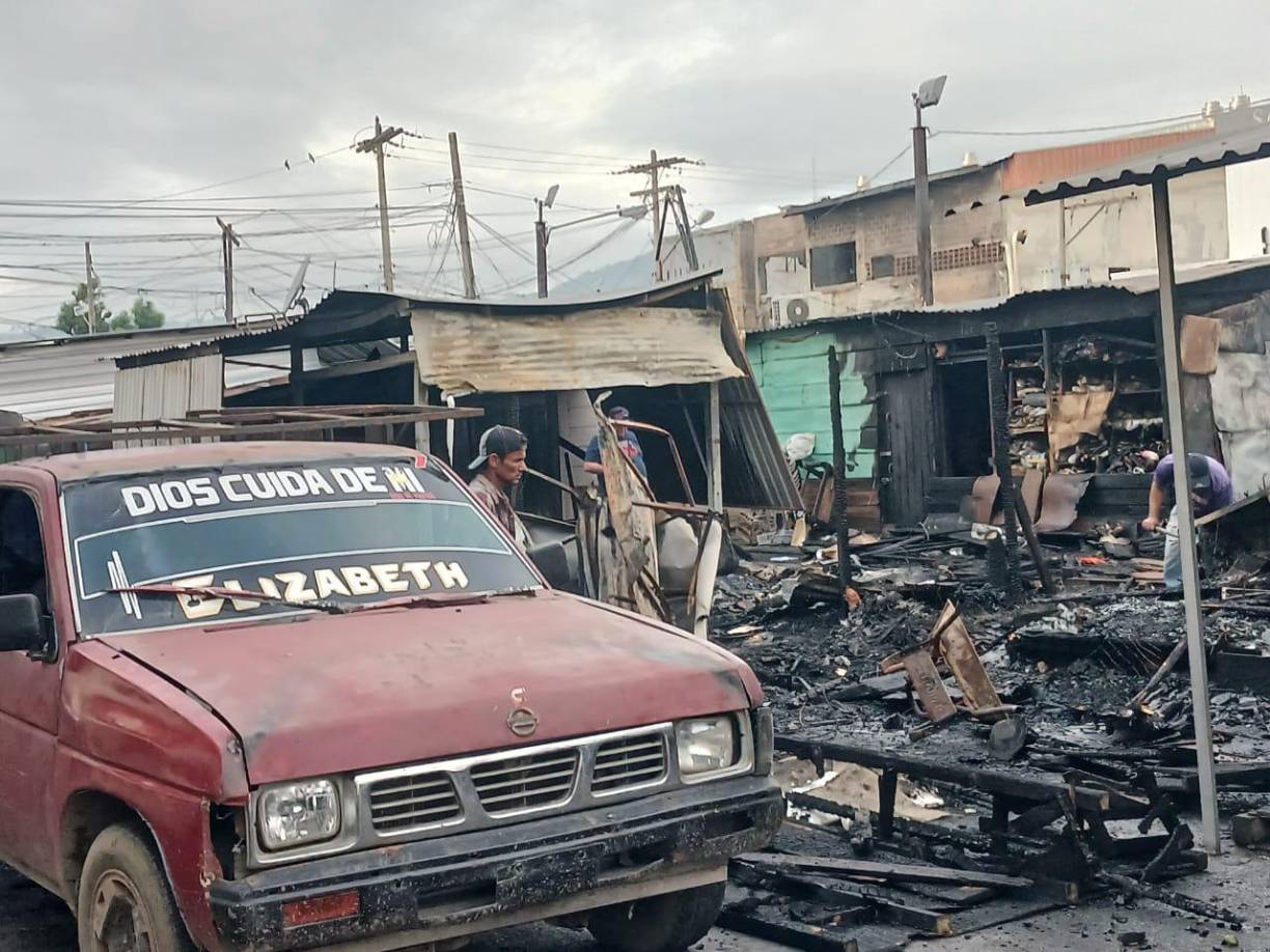 “Se quemó todo”: Imágenes del incendio que arrasó con 13 locales en el ...