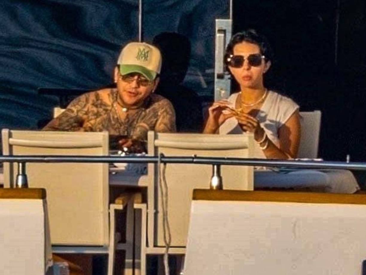 Turistas preguntan a Nodal y Ángela Aguilar por Cazzu en plena luna de miel