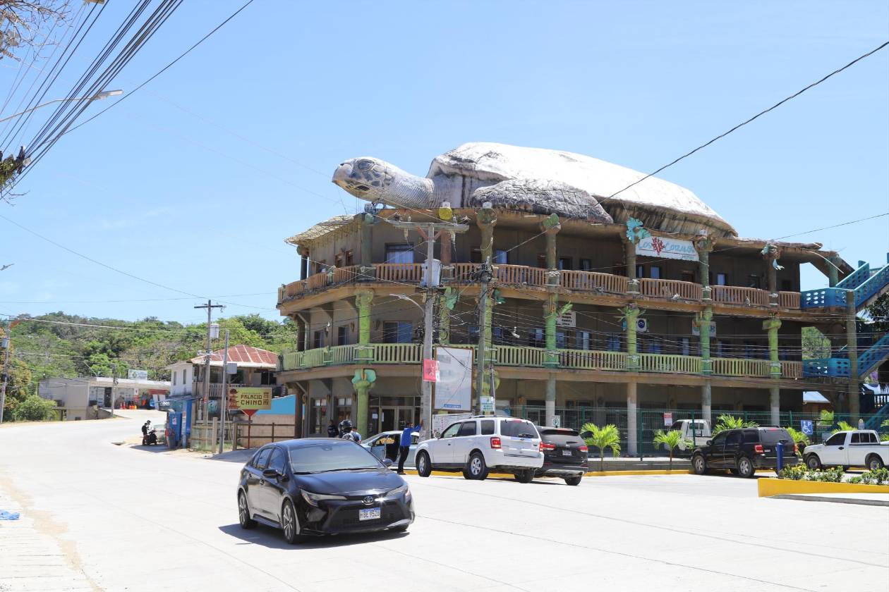 Roatán, la isla hondureña que nunca duerme por su vibrante vida ...