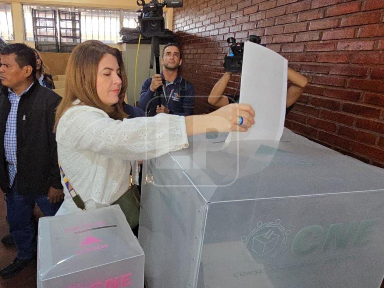 Así ejerció el voto Cossette López, consejera del CNE