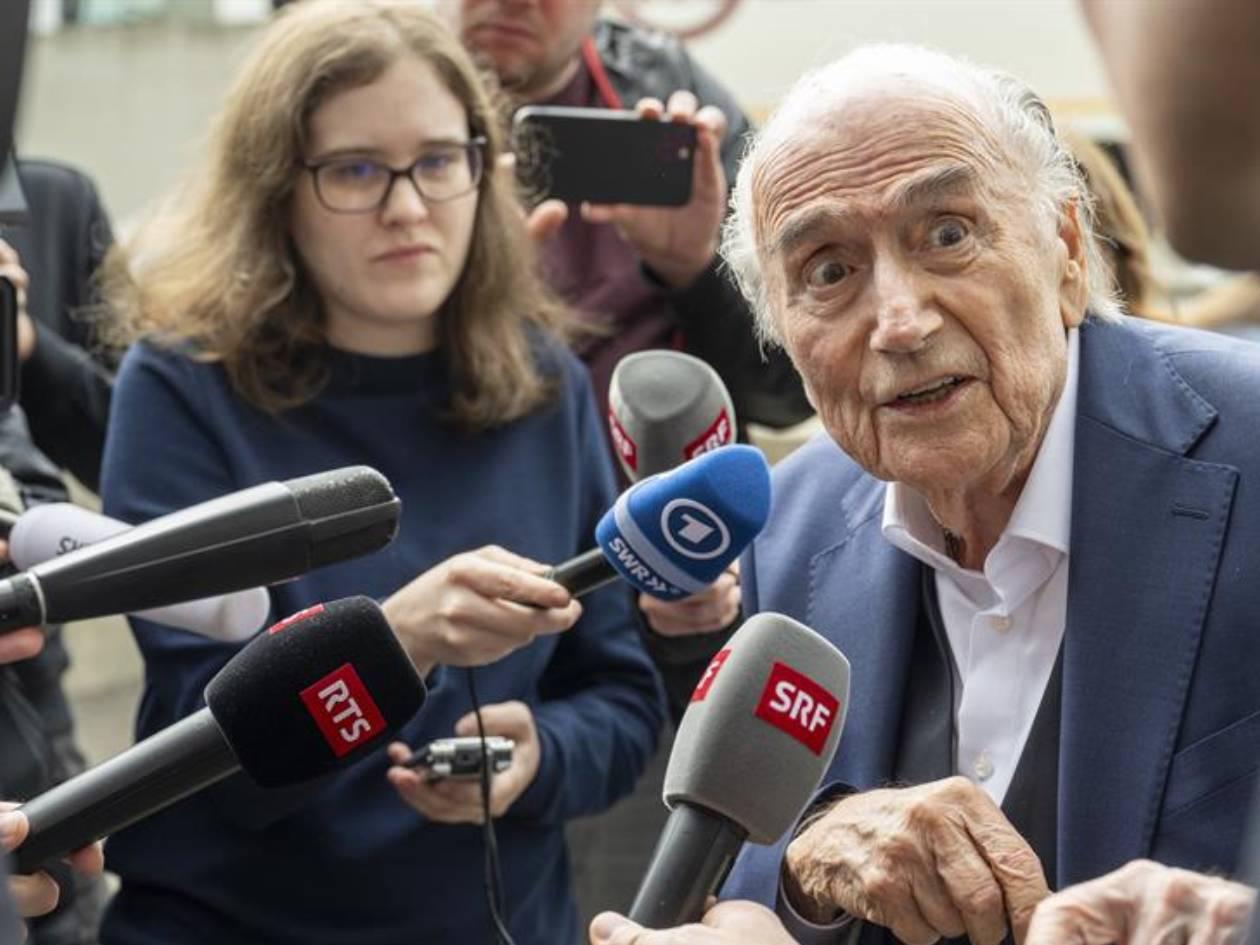 Blatter luce irreconocible y recibe noticia, ¿qué pasó con Alfredo Hawit?