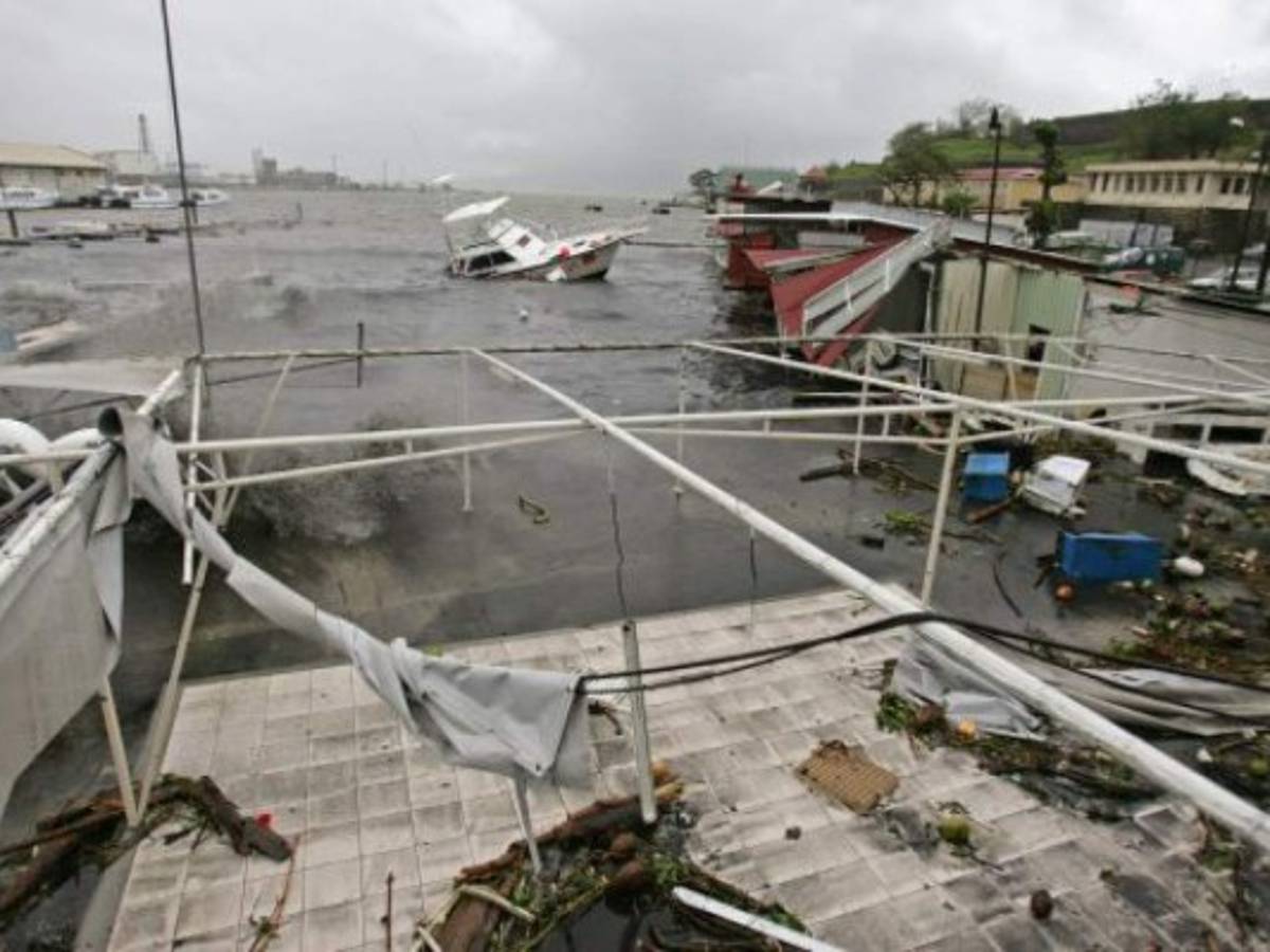 Huracán Dean deja dos muertos en su avance por islas del Caribe ...