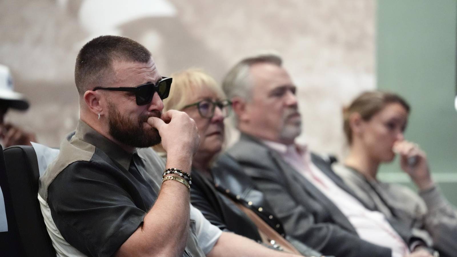 Los Kelce normalizan el llanto en el deporte