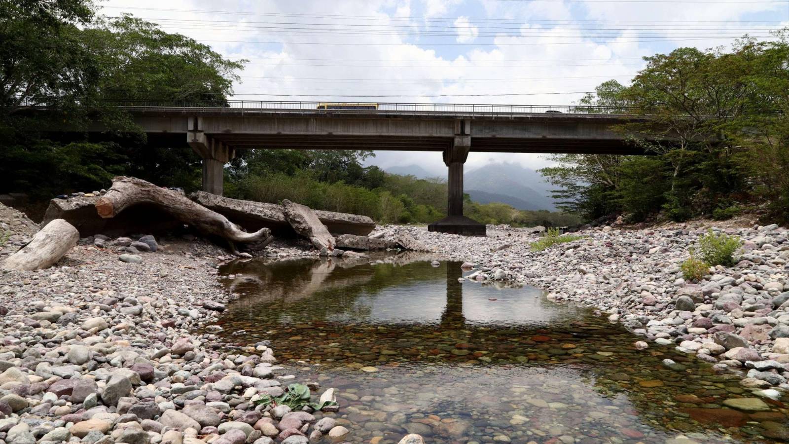 Un lecho de piedras los ríos de La Ceiba por la sequía