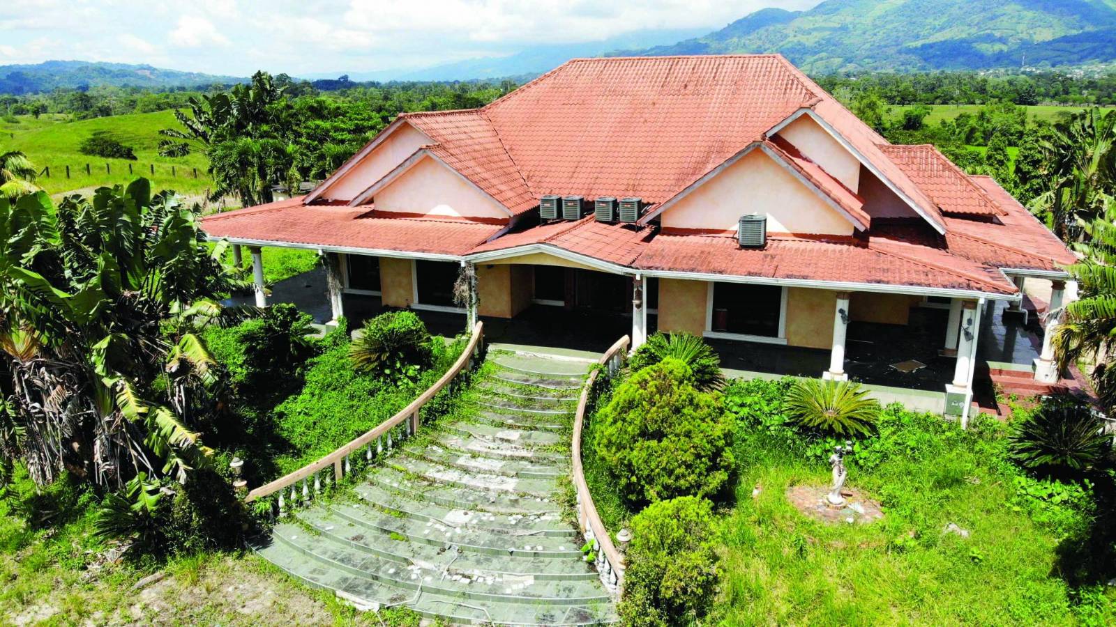 Abandonada quedó la mansión de Chande Ardón en El Paraíso, Copán