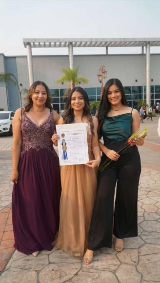 Derroche de alegría y elegancia en graduaciones de la Unah-vs