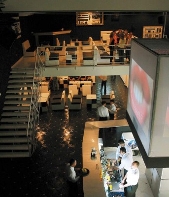 The Cube: diversión nocturna al estilo minimalista