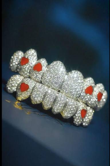 Peso Pluma presume costosa dentadura de oro y diamantes