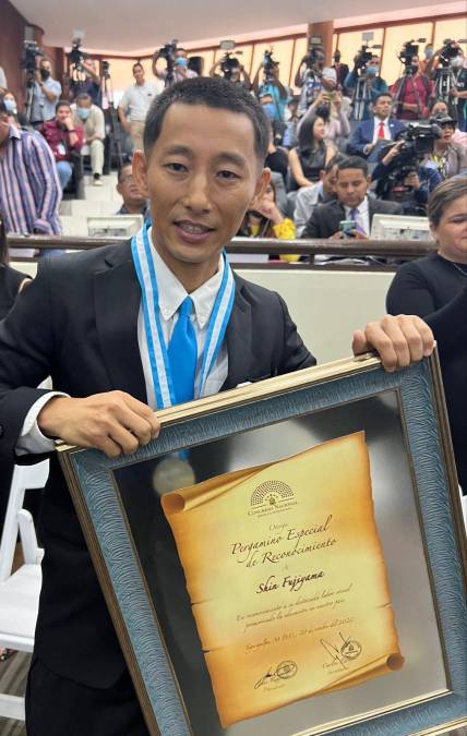 Shin Fujiyama recibe galardón en el Congreso Nacional de Honduras
