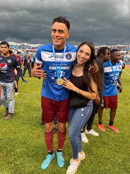 La bella, altruista y exitosa prima de futbolista hondureño