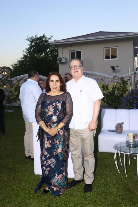 En fotos: Roger D. Valladares y Emma Mejía se casan ante la ley