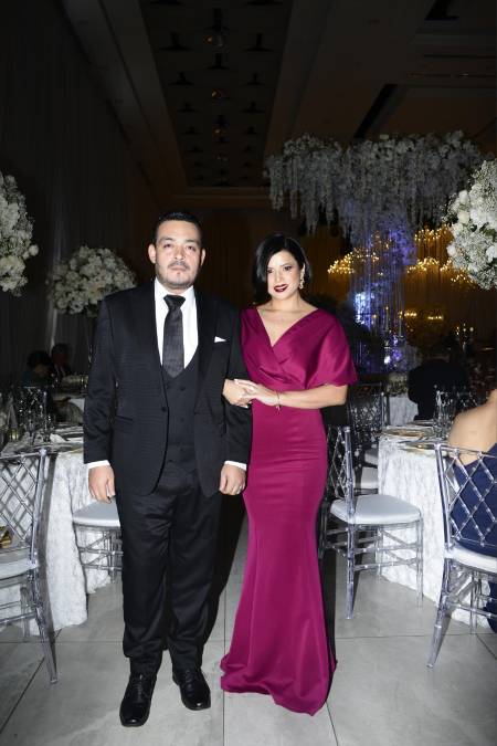 Emma Mejía y Roger D. Valladares se unen en sagrado matrimonio