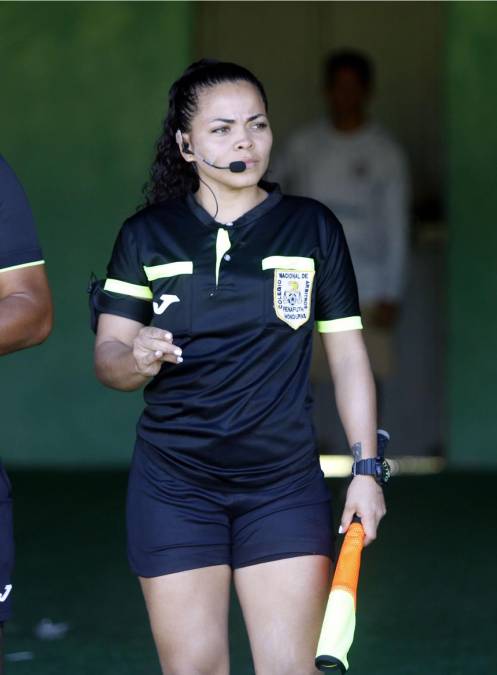 Árbitra y enfermera: así combina la hondureña April Ortega sus dos pasiones
