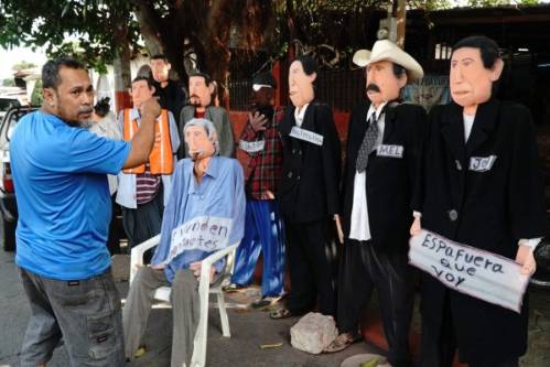 Elaboración de monigotes, una tradición y trabajo de familia