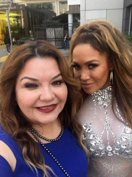 Ella es Connie Peña, la primera doble oficial JLo en imitarla al 100 %