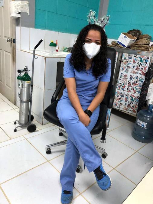 Árbitra y enfermera: así combina la hondureña April Ortega sus dos pasiones