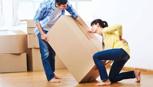 Consejos para cargar algo pesado correctamente y evitar lesiones