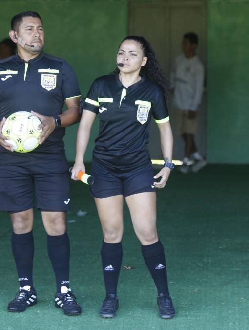 Árbitra y enfermera: así combina la hondureña April Ortega sus dos pasiones