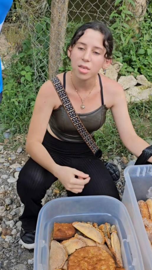 Estudiante hondureña con excelencia académica se gana la vida vendiendo pan