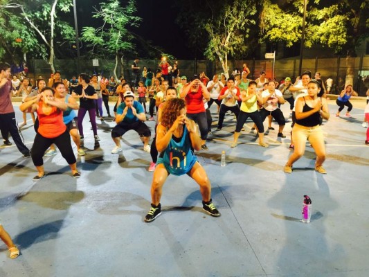 Llevan clases de zumba a barrios sampedranos