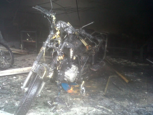 Incendio consume comercial de Puerto Cortés