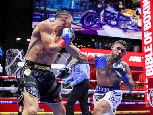 Teófimo López vence a Arnold Barboza Jr y sigue siendo el campeón