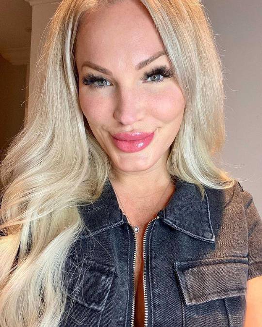 Director de escuela descubre a maestra en OnlyFans