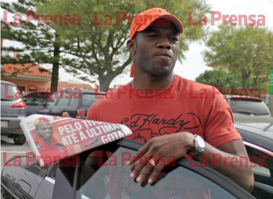 Suazo le dice adiós a la temporada con el Benfica