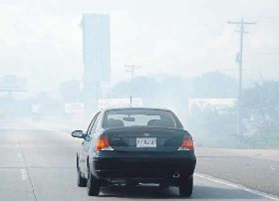 Humo sobre la carretera