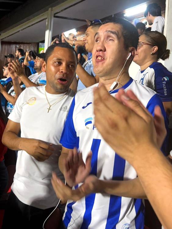 Árbitro Selvin Brown narró el partido a hincha no vidente en el ...
