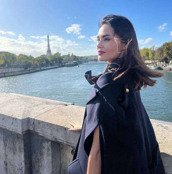 Modelo dejó a futbolista y apareció besándose con otra chica