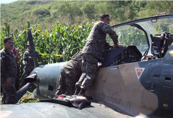 Aterriza de emergencia avión de la Fuerza Aérea