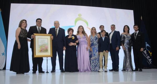 A Marco Raudales se le adjudicó el Premio Valmoral 2022