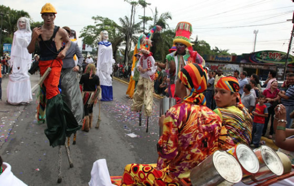 Tradición y color en desfile de carrozas