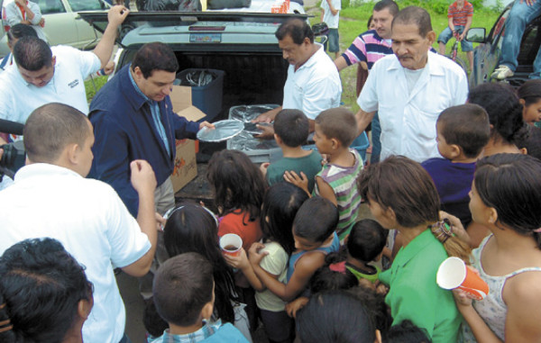 Chedrani regala ropa y comida en bordos