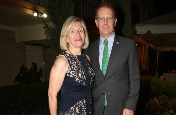 Adiós al embajador de EUA, James Nealon