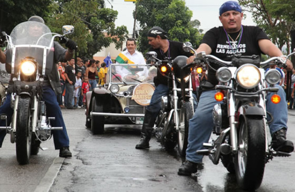 Tradición y color en desfile de carrozas