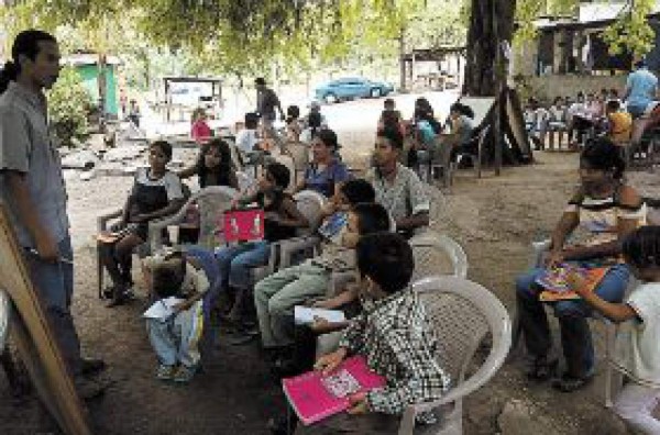 Reciben clases bajo un árbol