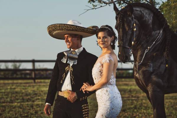 "El Charro" presume romance con una chica 20 años menor, tras su ...