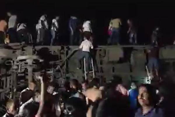 Suben a 120 los muertos en un choque entre trenes en India